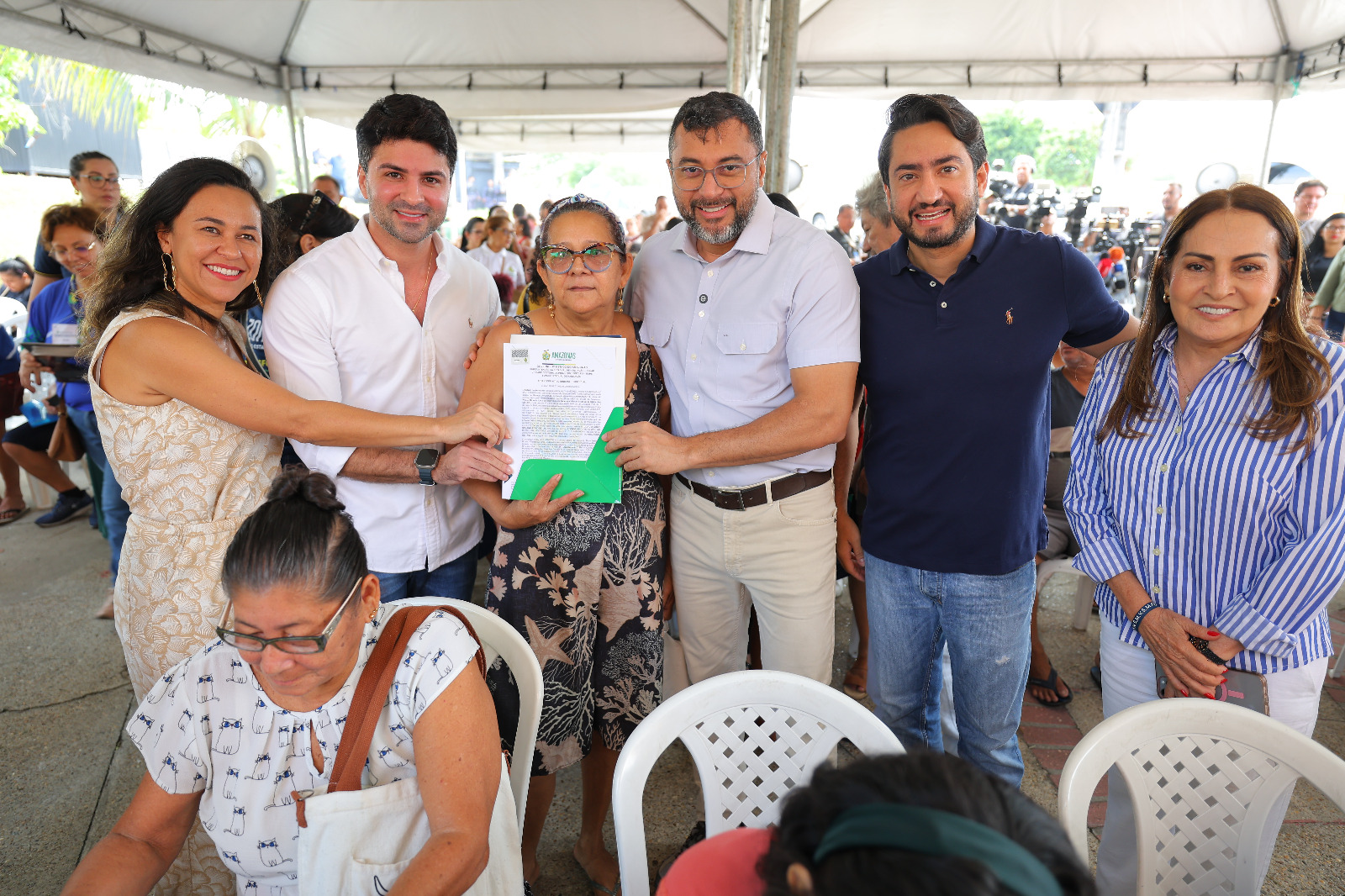 Wilson Lima entrega títulos definitivos para moradores do Residencial ...